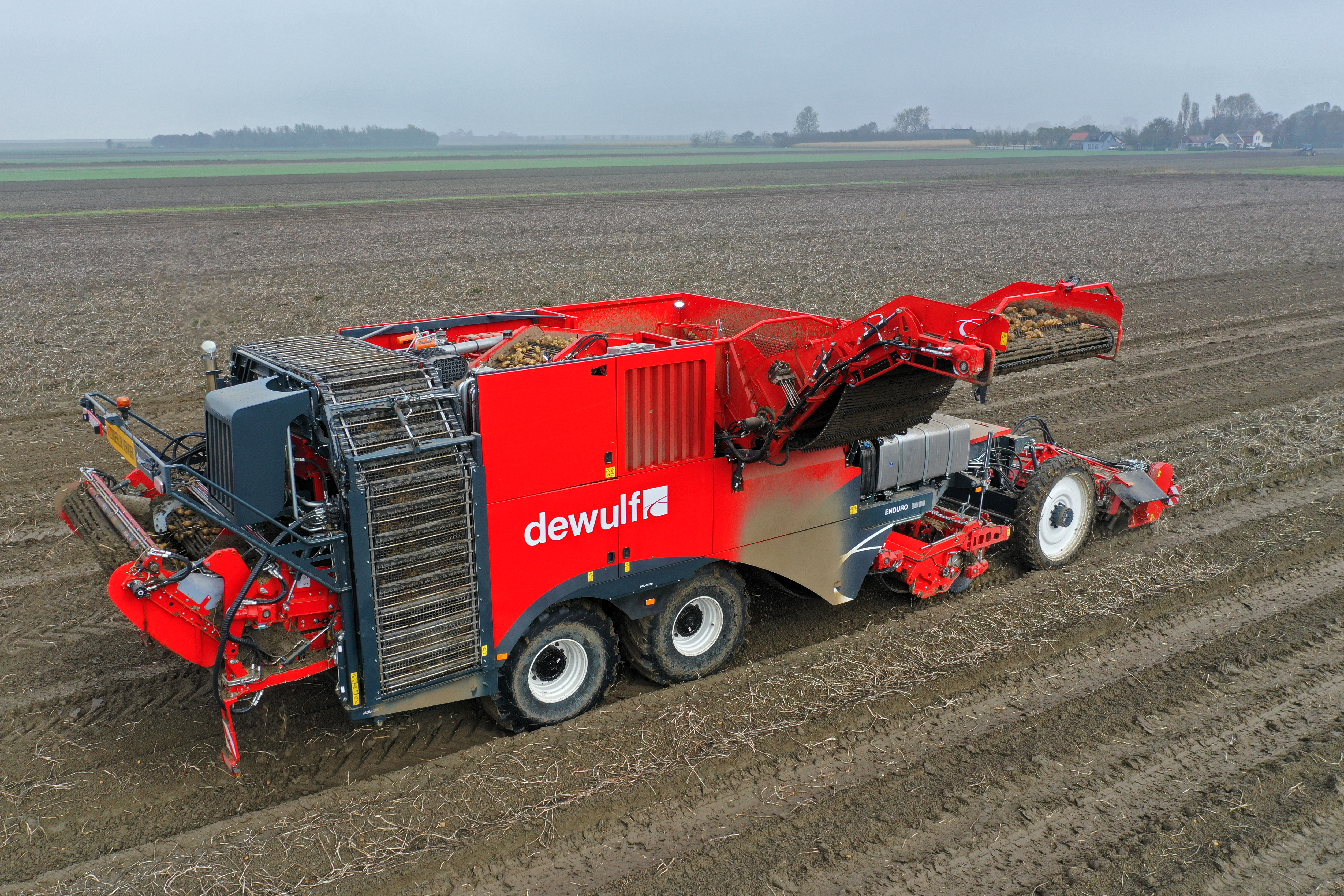 Self-propelled 4-row sieving harvester
